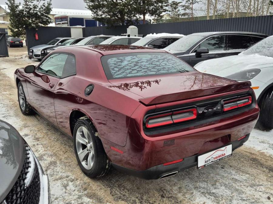 Red Dodge Challenger 2019 in Vilnius, with an engine capacity of 3.60 L and mileage of 240 thousand km for 14700 €, photo 3 on AUTOMOTO.COM.LV