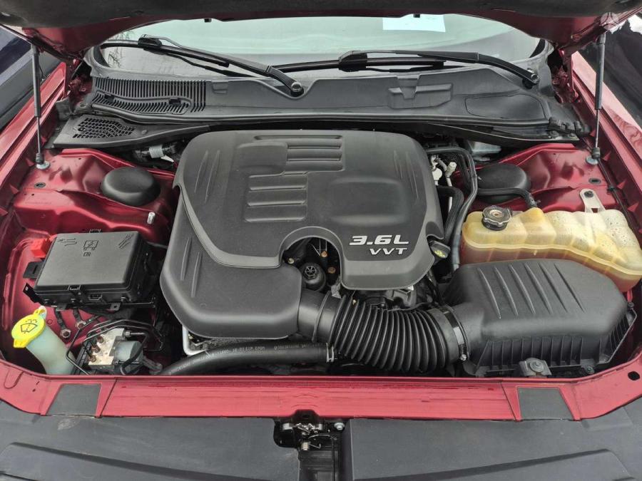 Red Dodge Challenger 2019 in Vilnius, with an engine capacity of 3.60 L and mileage of 240 thousand km for 14700 €, photo 26 on AUTOMOTO.COM.LV