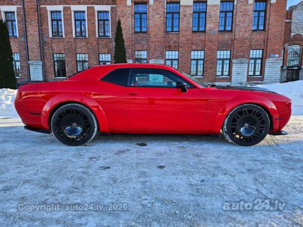 Red Dodge Challenger 2019 in Tallinn, with an engine capacity of 6.40 L and mileage of 56 thousand km for 31999 €, photo 2 on AUTOMOTO.COM.LV