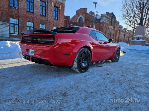 Red Dodge Challenger 2019 in Tallinn, with an engine capacity of 6.40 L and mileage of 56 thousand km for 31999 €, photo 3 on AUTOMOTO.COM.LV