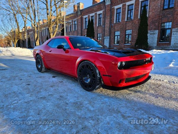 Red Dodge Challenger 2019 in Tallinn, with an engine capacity of 6.40 L and mileage of 56 thousand km for 31999 €, photo 4 on AUTOMOTO.COM.LV