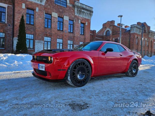 Red Dodge Challenger 2019 in Tallinn, with an engine capacity of 6.40 L and mileage of 56 thousand km for 31999 €, photo 6 on AUTOMOTO.COM.LV