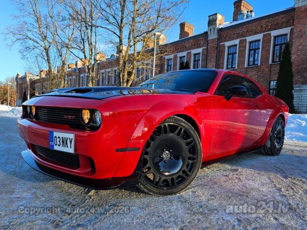 Red Dodge Challenger 2019 in Tallinn, with an engine capacity of 6.40 L and mileage of 56 thousand km for 31999 €, photo 7 on AUTOMOTO.COM.LV