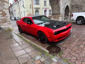 Sarkans Dodge Challenger 2019 Tallina, ar dzinēja tilpumu 6.40 L un nobraukumu 60 tūkst. km par 29999 €, foto  vietnē AUTOMOTO.COM.LV