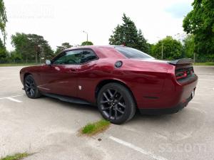 Red Dodge Challenger 2019 in Riga, with an engine capacity of 3.60 L and mileage of 110 thousand km for 25000 €, photo 3 on AUTOMOTO.COM.LV