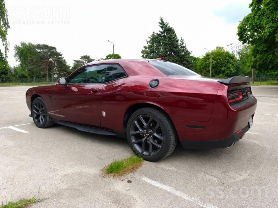 Red Dodge Challenger 2019 in Riga, with an engine capacity of 3.60 L and mileage of 110 thousand km for 25000 €, photo 3 on AUTOMOTO.COM.LV