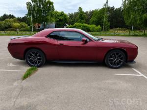 Red Dodge Challenger 2019 in Riga, with an engine capacity of 3.60 L and mileage of 110 thousand km for 25000 €, photo 4 on AUTOMOTO.COM.LV