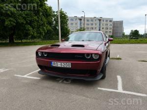 Red Dodge Challenger 2019 in Riga, with an engine capacity of 3.60 L and mileage of 110 thousand km for 25000 €, photo 6 on AUTOMOTO.COM.LV