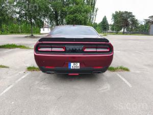 Red Dodge Challenger 2019 in Riga, with an engine capacity of 3.60 L and mileage of 110 thousand km for 25000 €, photo 7 on AUTOMOTO.COM.LV