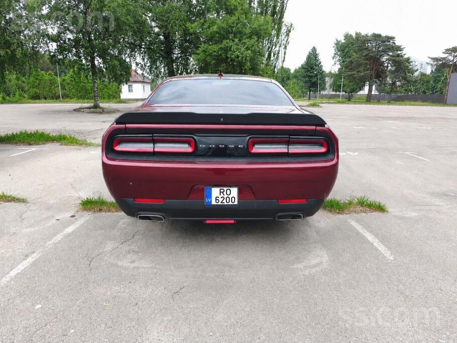 Red Dodge Challenger 2019 in Riga, with an engine capacity of 3.60 L and mileage of 110 thousand km for 25000 €, photo 7 on AUTOMOTO.COM.LV