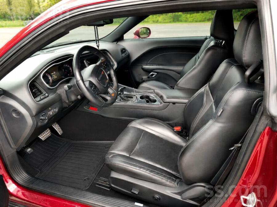 Red Dodge Challenger 2019 in Riga, with an engine capacity of 3.60 L and mileage of 110 thousand km for 25000 €, photo 8 on AUTOMOTO.COM.LV