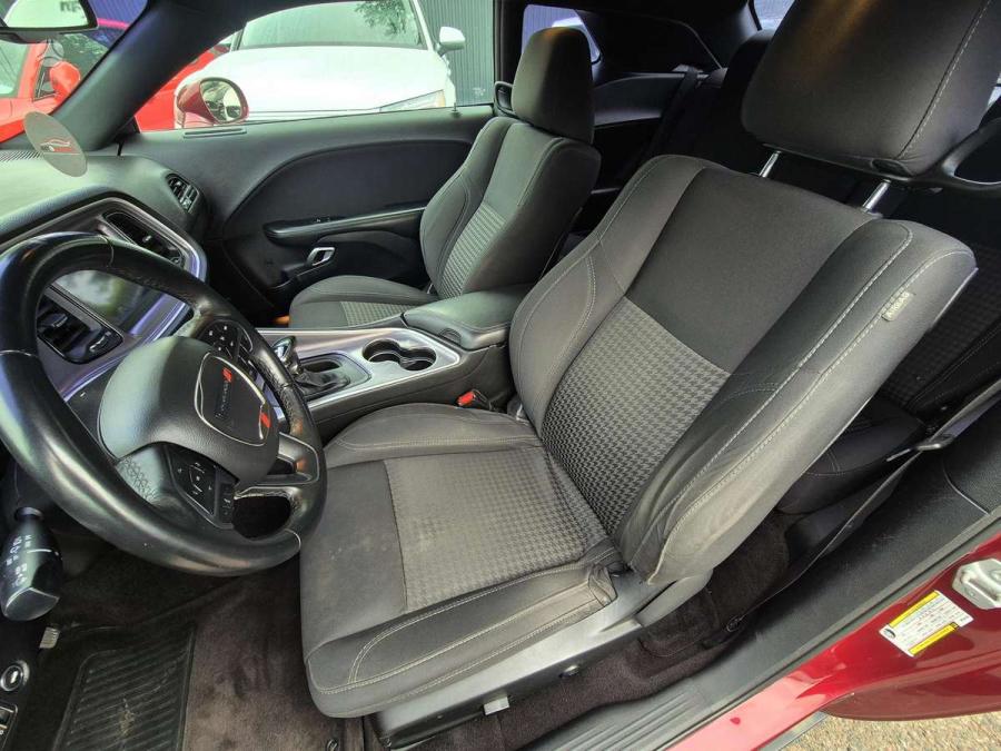 Red Dodge Challenger 2019 in Vilnius, with an engine capacity of 3.60 L and mileage of 240 thousand km for 12900 €, photo 9 on AUTOMOTO.COM.LV