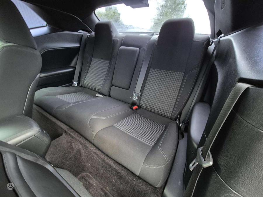 Red Dodge Challenger 2019 in Vilnius, with an engine capacity of 3.60 L and mileage of 240 thousand km for 12900 €, photo 10 on AUTOMOTO.COM.LV