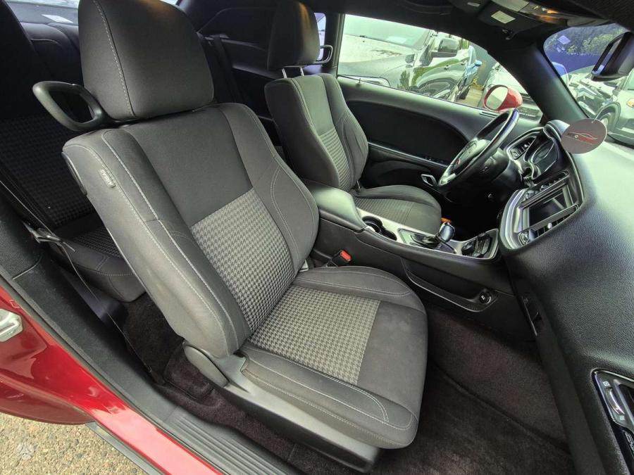 Red Dodge Challenger 2019 in Vilnius, with an engine capacity of 3.60 L and mileage of 240 thousand km for 12900 €, photo 12 on AUTOMOTO.COM.LV