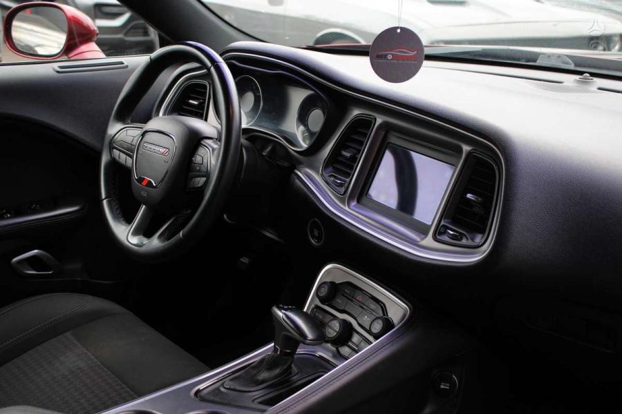 Red Dodge Challenger 2019 in Vilnius, with an engine capacity of 3.60 L and mileage of 240 thousand km for 12900 €, photo 14 on AUTOMOTO.COM.LV
