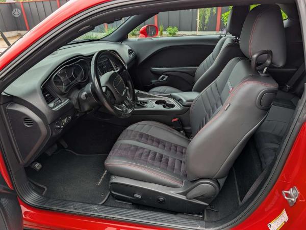 Red Dodge Challenger 2021 in Jurbarkas, with an engine capacity of 3.60 L and mileage of 64 thousand km for 18500 €, photo 5 on AUTOMOTO.COM.LV