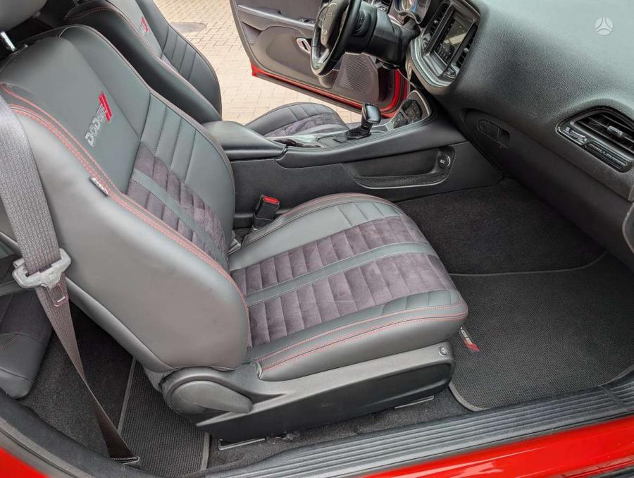 Red Dodge Challenger 2021 in Jurbarkas, with an engine capacity of 3.60 L and mileage of 64 thousand km for 18500 €, photo 7 on AUTOMOTO.COM.LV