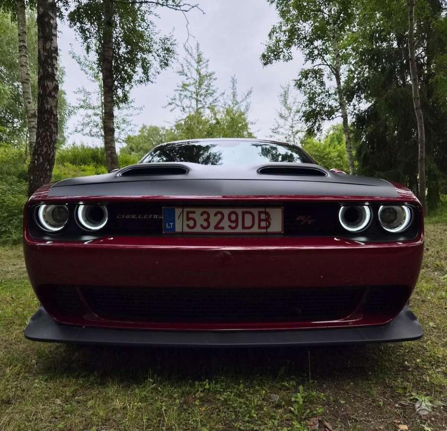 Red Dodge Challenger 2021 in Siauliai, with an engine capacity of 3.60 L and mileage of 148 thousand km for 18500 €, photo 4 on AUTOMOTO.COM.LV