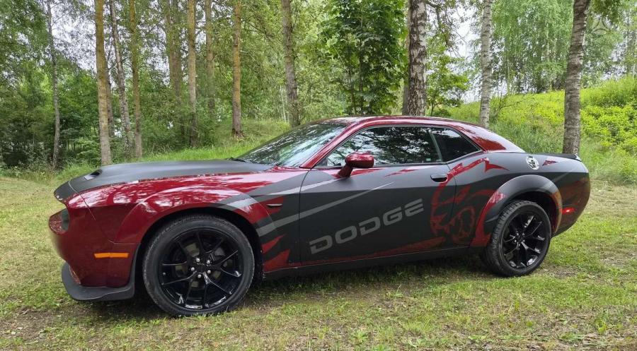 Red Dodge Challenger 2021 in Siauliai, with an engine capacity of 3.60 L and mileage of 148 thousand km for 18500 €, photo 5 on AUTOMOTO.COM.LV