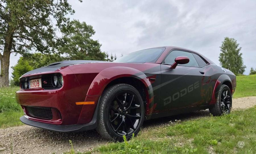 Red Dodge Challenger 2021 in Siauliai, with an engine capacity of 3.60 L and mileage of 148 thousand km for 18500 €, photo 9 on AUTOMOTO.COM.LV