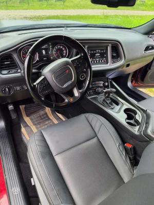 Red Dodge Challenger 2021 in Siauliai, with an engine capacity of 3.60 L and mileage of 148 thousand km for 18500 €, photo 15 on AUTOMOTO.COM.LV
