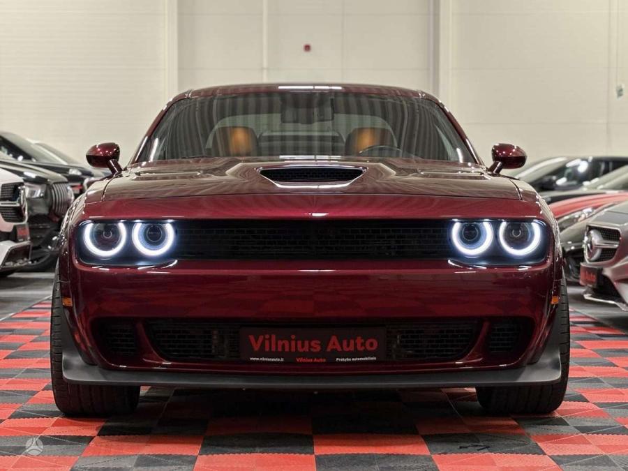 Sarkans Dodge Challenger 2021 Viļņa, ar dzinēja tilpumu 3.60 L un nobraukumu 98 tūkst. km par 21990 €, foto 3 vietnē AUTOMOTO.COM.LV