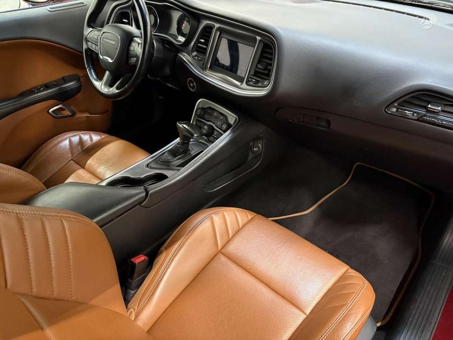 Sarkans Dodge Challenger 2021 Viļņa, ar dzinēja tilpumu 3.60 L un nobraukumu 98 tūkst. km par 21990 €, foto 17 vietnē AUTOMOTO.COM.LV