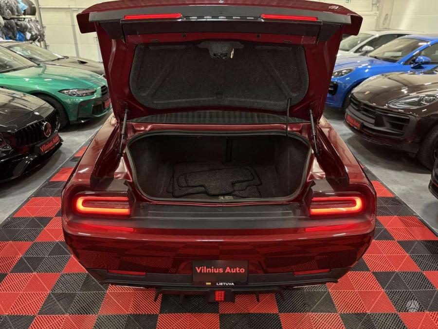 Sarkans Dodge Challenger 2021 Viļņa, ar dzinēja tilpumu 3.60 L un nobraukumu 98 tūkst. km par 21990 €, foto 30 vietnē AUTOMOTO.COM.LV