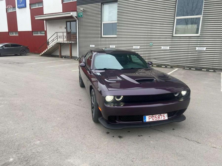 Sarkans Dodge Challenger 2022 Šauļi, ar dzinēja tilpumu 3.60 L un nobraukumu 46 tūkst. km par 25000 €, foto 1 vietnē AUTOMOTO.COM.LV