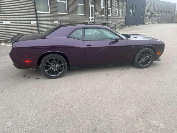 Red Dodge Challenger 2022 in Siauliai, with an engine capacity of 3.60 L and mileage of 46 thousand km for 25000 €, photo 4 on AUTOMOTO.COM.LV