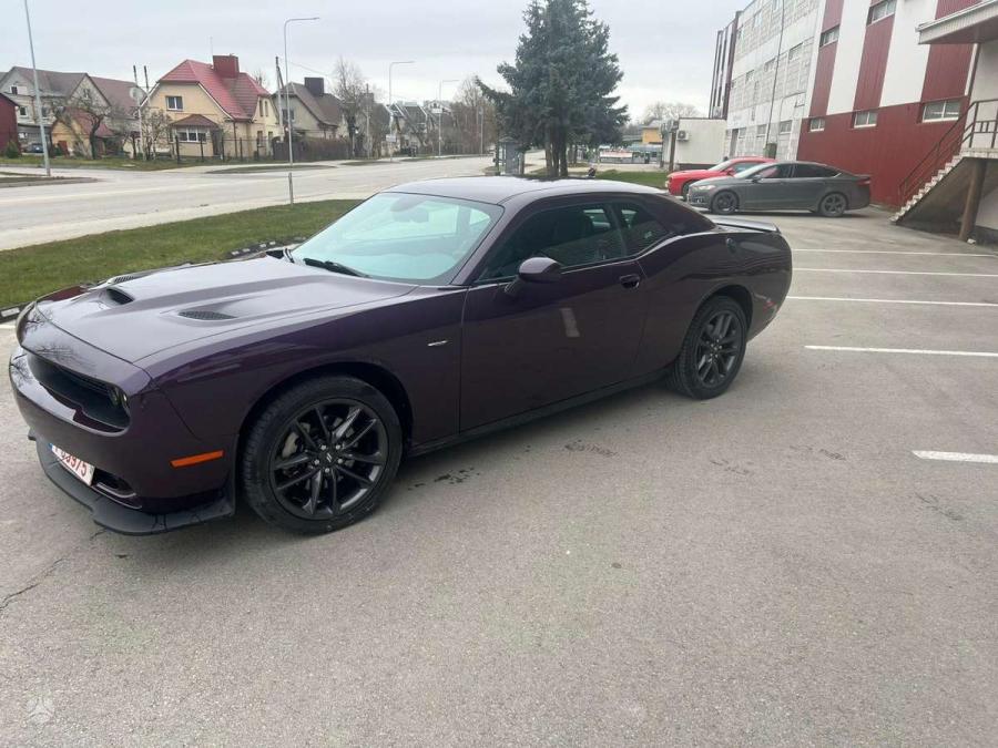 Sarkans Dodge Challenger 2022 Šauļi, ar dzinēja tilpumu 3.60 L un nobraukumu 46 tūkst. km par 25000 €, foto 5 vietnē AUTOMOTO.COM.LV