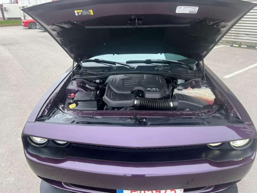 Sarkans Dodge Challenger 2022 Šauļi, ar dzinēja tilpumu 3.60 L un nobraukumu 46 tūkst. km par 25000 €, foto 6 vietnē AUTOMOTO.COM.LV