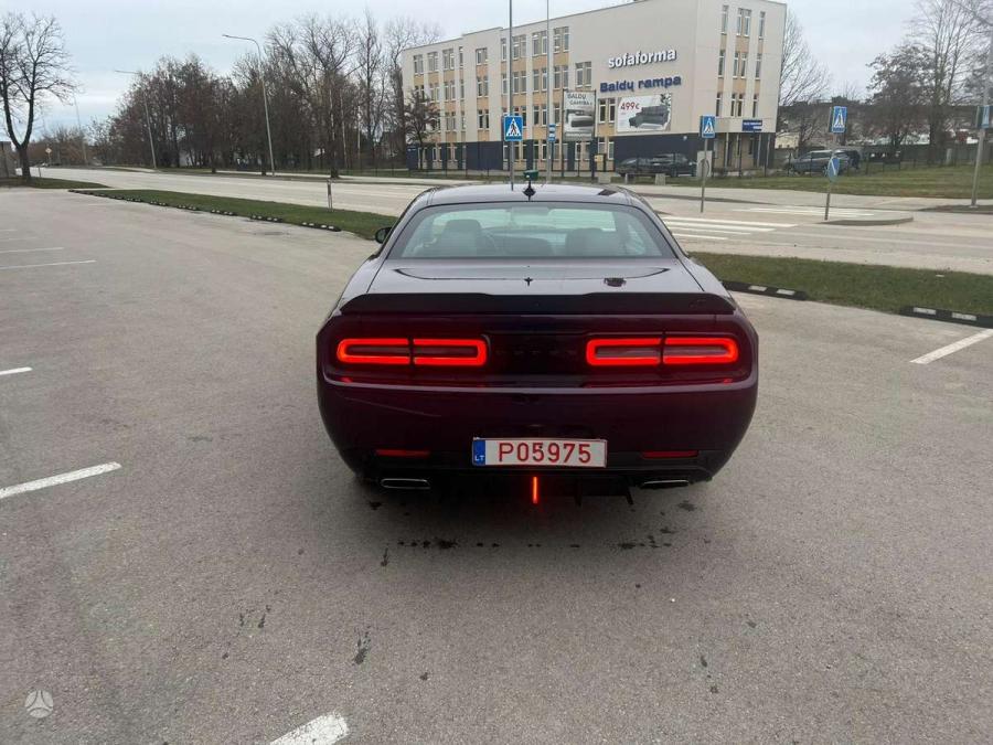 Sarkans Dodge Challenger 2022 Šauļi, ar dzinēja tilpumu 3.60 L un nobraukumu 46 tūkst. km par 25000 €, foto 7 vietnē AUTOMOTO.COM.LV