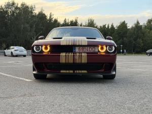 Red Dodge Challenger 2023 in Klaipeda, with an engine capacity of 5.70 L and mileage of 27 thousand km for 28500 €, photo 3 on AUTOMOTO.COM.LV