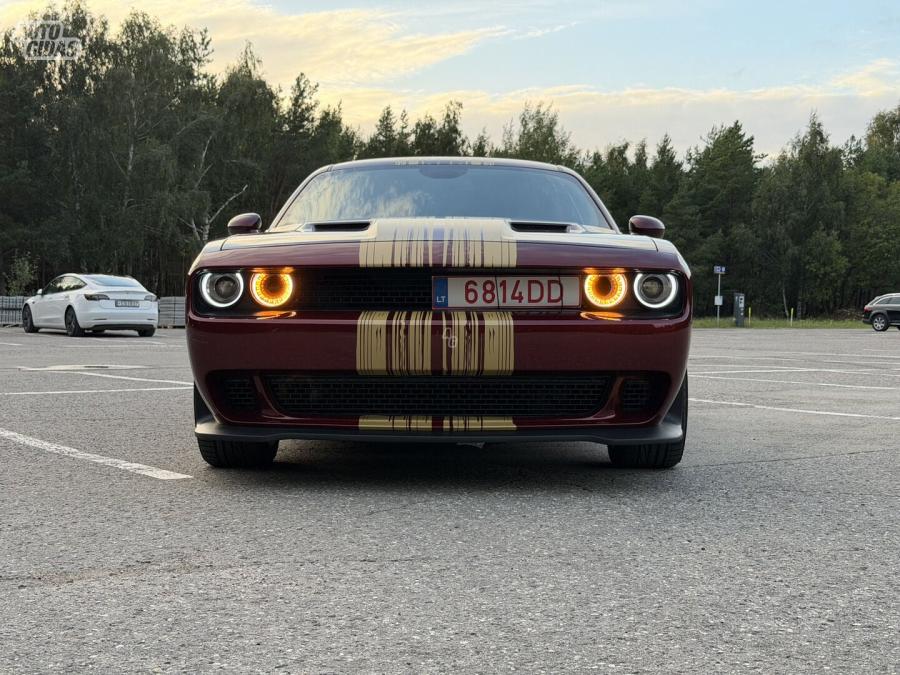 Red Dodge Challenger 2023 in Klaipeda, with an engine capacity of 5.70 L and mileage of 27 thousand km for 28500 €, photo 3 on AUTOMOTO.COM.LV