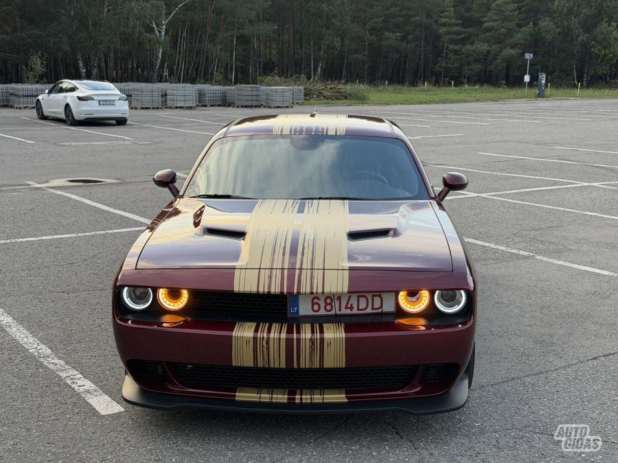 Red Dodge Challenger 2023 in Klaipeda, with an engine capacity of 5.70 L and mileage of 27 thousand km for 28500 €, photo 4 on AUTOMOTO.COM.LV