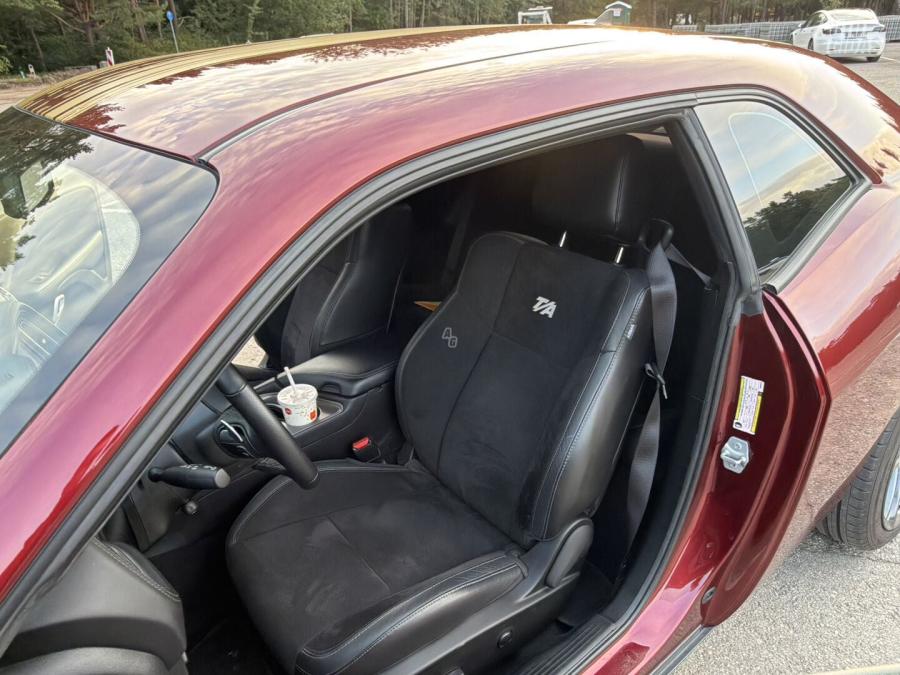 Red Dodge Challenger 2023 in Klaipeda, with an engine capacity of 5.70 L and mileage of 27 thousand km for 28500 €, photo 11 on AUTOMOTO.COM.LV