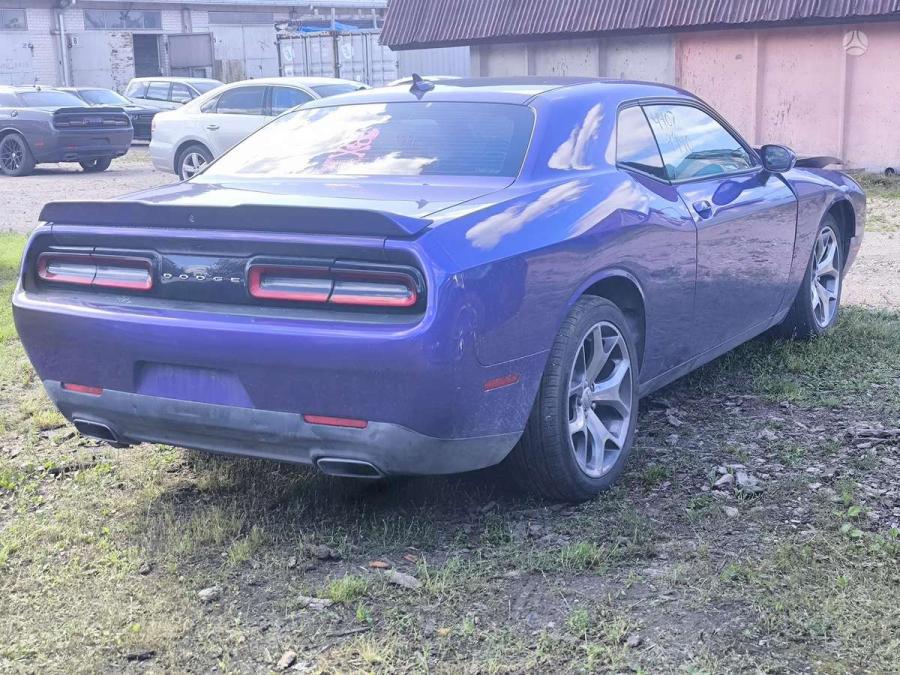 Violet Dodge Challenger 2016 in Ukmerge, with an engine capacity of 3.60 L and mileage of 100 thousand km for 9200 €, photo 5 on AUTOMOTO.COM.LV