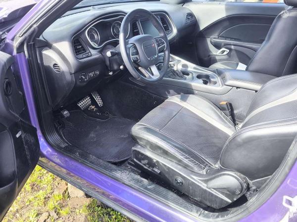 Violet Dodge Challenger 2016 in Ukmerge, with an engine capacity of 3.60 L and mileage of 100 thousand km for 9200 €, photo 7 on AUTOMOTO.COM.LV