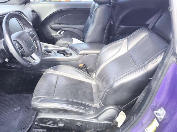 Violet Dodge Challenger 2016 in Ukmerge, with an engine capacity of 3.60 L and mileage of 100 thousand km for 9200 €, photo 8 on AUTOMOTO.COM.LV