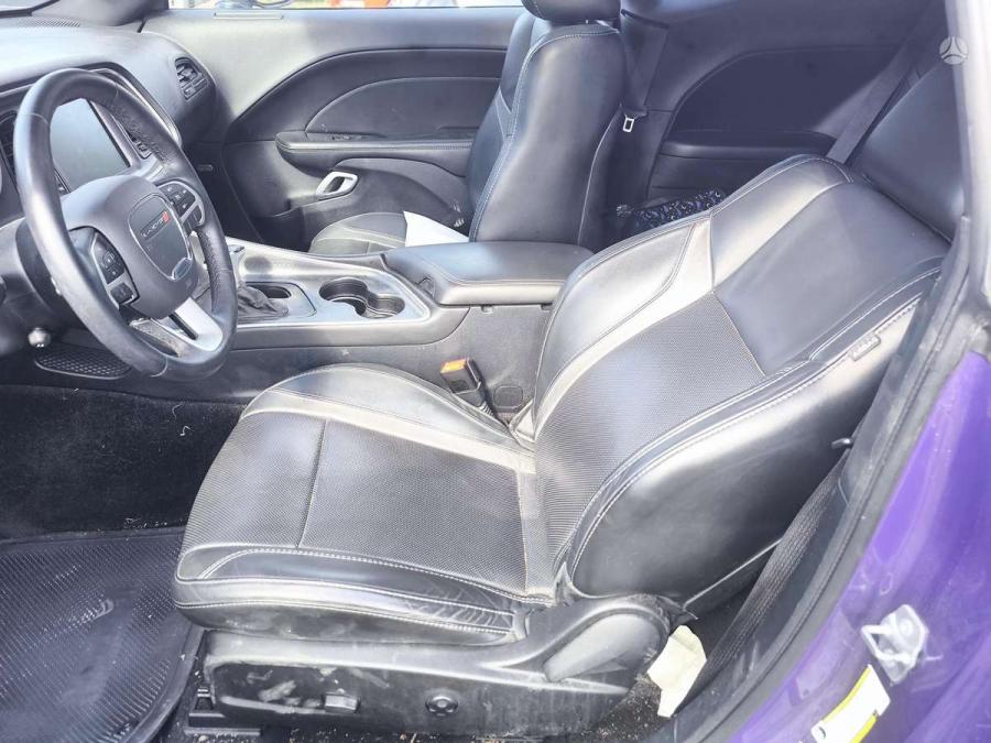 Violet Dodge Challenger 2016 in Ukmerge, with an engine capacity of 3.60 L and mileage of 100 thousand km for 9200 €, photo 9 on AUTOMOTO.COM.LV