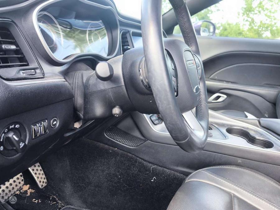 Violet Dodge Challenger 2016 in Ukmerge, with an engine capacity of 3.60 L and mileage of 100 thousand km for 9200 €, photo 10 on AUTOMOTO.COM.LV