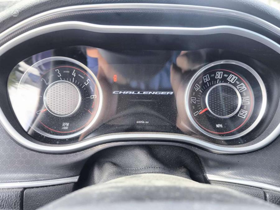 Violet Dodge Challenger 2016 in Ukmerge, with an engine capacity of 3.60 L and mileage of 100 thousand km for 9200 €, photo 14 on AUTOMOTO.COM.LV