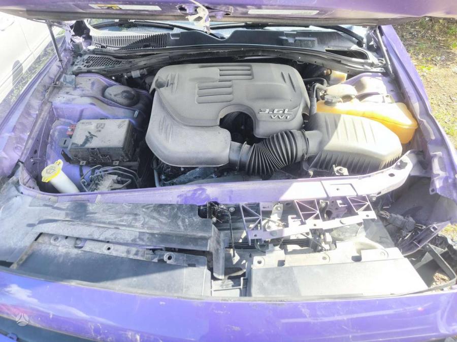 Violet Dodge Challenger 2016 in Ukmerge, with an engine capacity of 3.60 L and mileage of 100 thousand km for 9200 €, photo 16 on AUTOMOTO.COM.LV