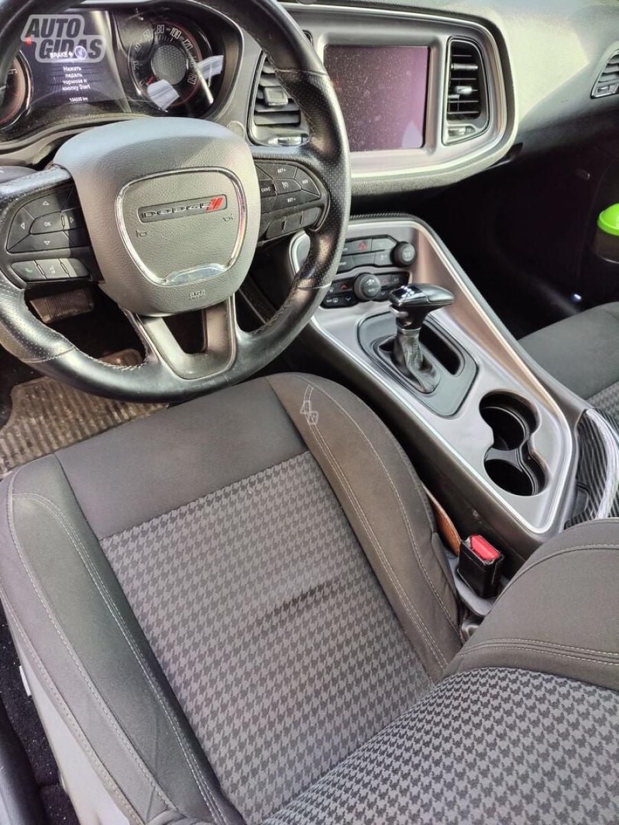 Violet Dodge Challenger 2019 in Vilnius, with an engine capacity of 3.60 L and mileage of 144 thousand km for 17000 €, photo 6 on AUTOMOTO.COM.LV