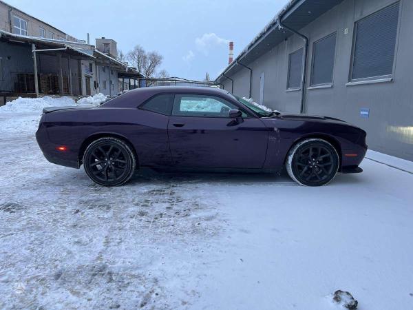 Violet Dodge Challenger 2021 in Klaipeda, with an engine capacity of 3.60 L and mileage of 116 thousand km for 15400 €, photo 8 on AUTOMOTO.COM.LV