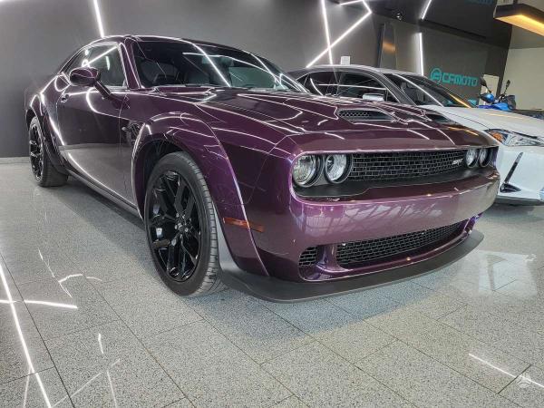 Violet Dodge Challenger 2021 in Siauliai, with an engine capacity of 5.65 L and mileage of 57 thousand km for 30855 €, photo 1 on AUTOMOTO.COM.LV