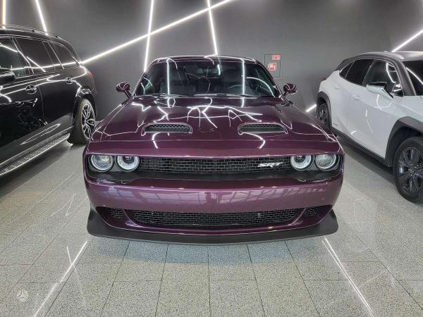 Violet Dodge Challenger 2021 in Siauliai, with an engine capacity of 5.65 L and mileage of 57 thousand km for 30855 €, photo 3 on AUTOMOTO.COM.LV