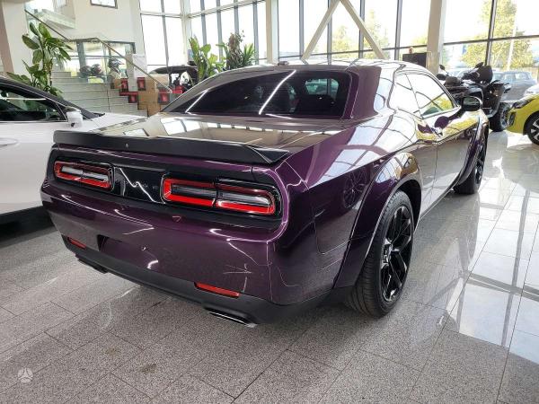 Violet Dodge Challenger 2021 in Siauliai, with an engine capacity of 5.65 L and mileage of 57 thousand km for 30855 €, photo 7 on AUTOMOTO.COM.LV