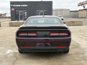 Violets Dodge Challenger 2022 Šauļi, ar dzinēja tilpumu 5.70 L un nobraukumu 44 tūkst. km par 19900 €, foto 5 vietnē AUTOMOTO.COM.LV